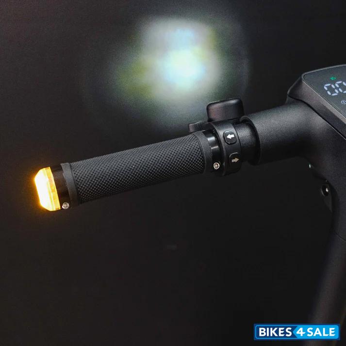 Benzina Zero V-10 Electric Kick Scooter Price, Specs and Features ...